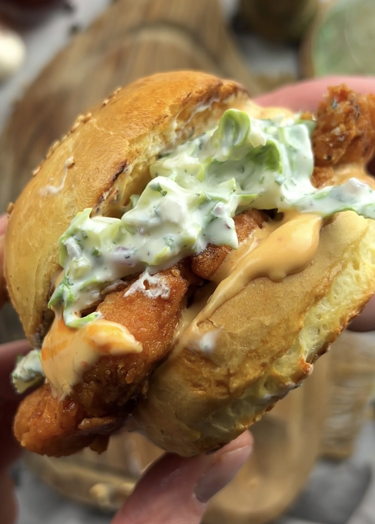 Crispy Chicken Brioche Burger mit Hot Honey Ranch - FeedMeDaily