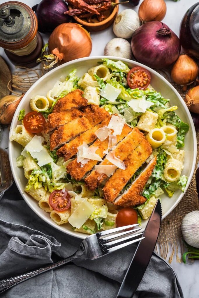Caesar Salad Nudelsalat mit Crispy Chicken – cremig & schnell gemacht